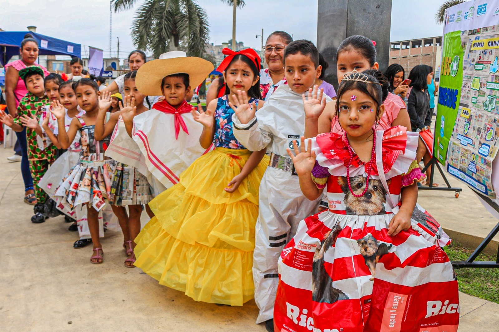 80 NIÑOS PARTICIPARON DEL CONCURSO DE TRAJES RECICLADOS “ECOMODA ...